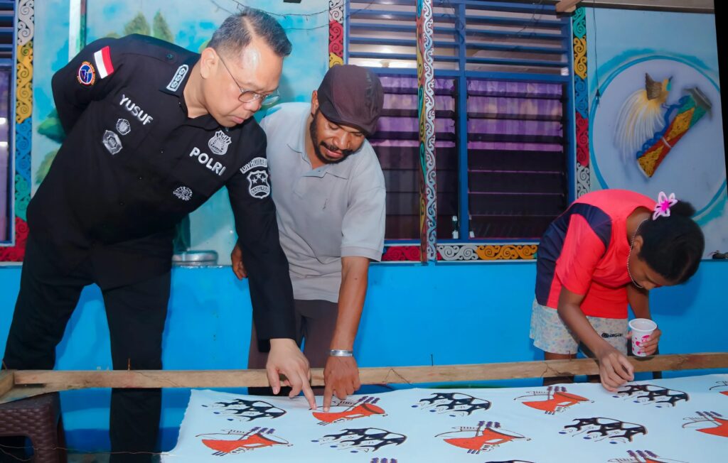 *Kasatgas Humas Ops Damai Cartenz-2025: Batik Papua, Identitas Budaya ...